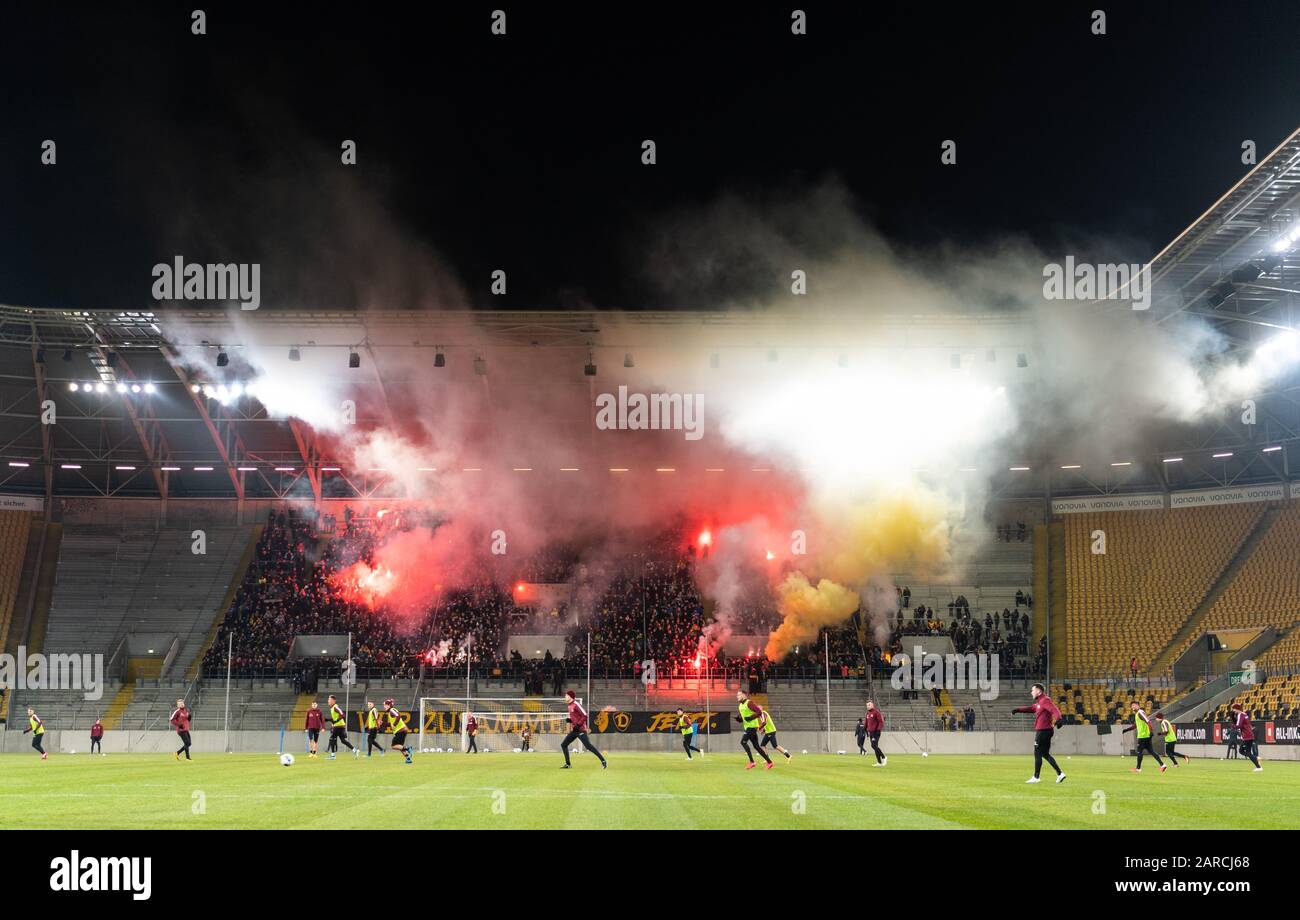 27 January 2020, Saxony, Dresden: Football: 2nd Bundesliga - SG Dynamo ...