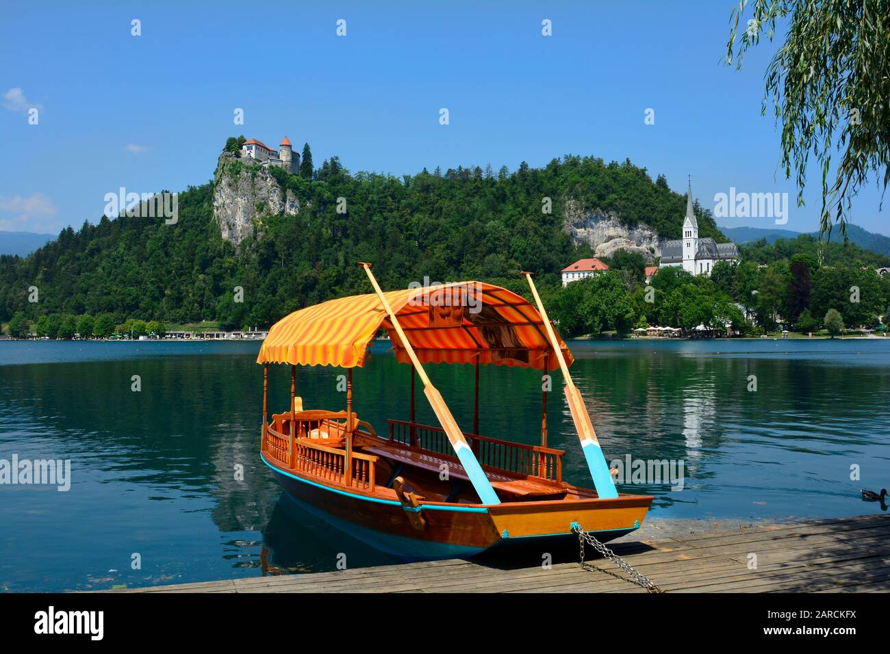 Slovenia, traditional rowing boats named Pletna on lake Bled Stock ...
