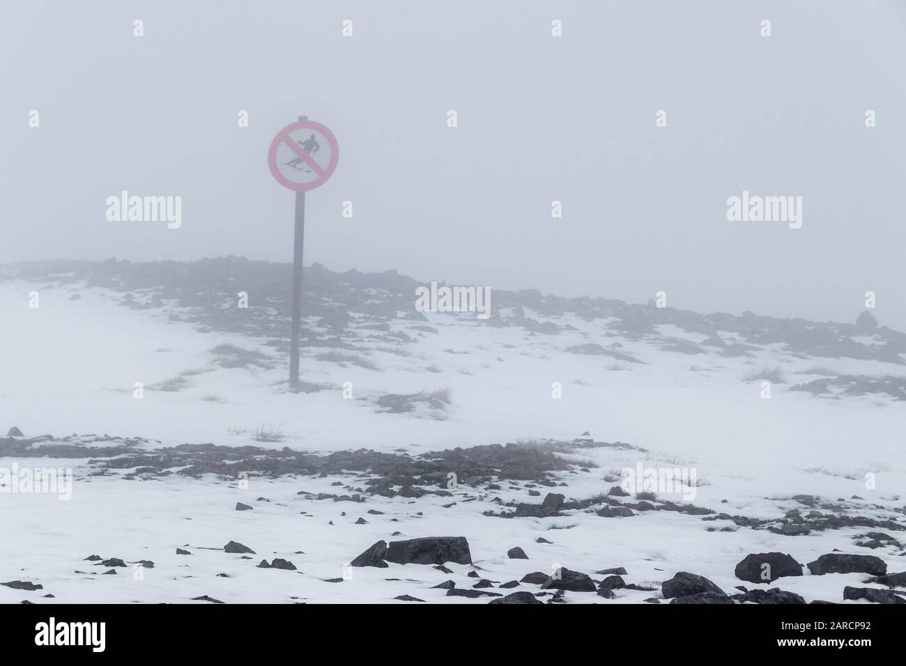Fog warning sign hi-res stock photography and images - Alamy