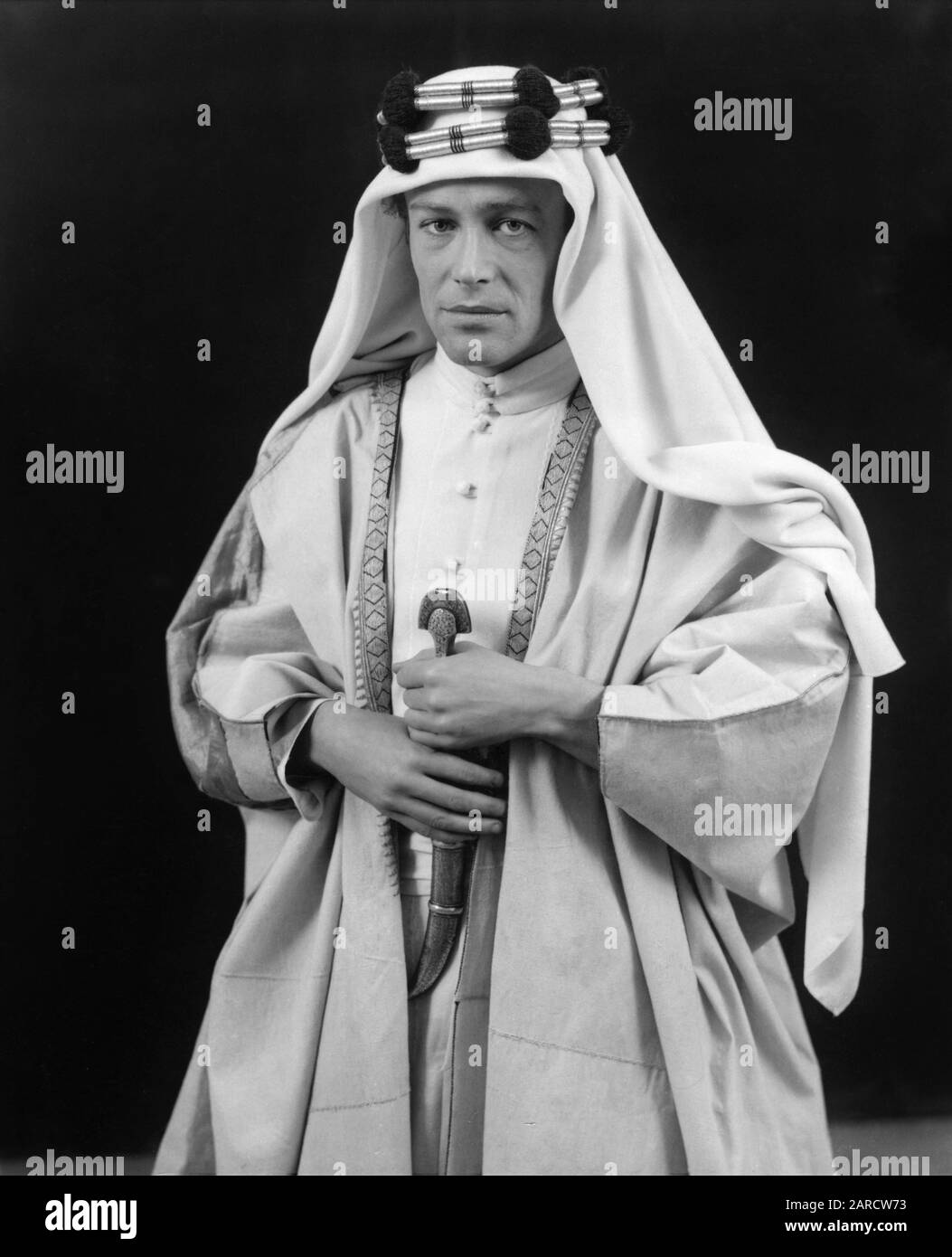 PETER O'TOOLE Portrait as T. E. Lawrence for LAWRENCE OF ARABIA 1962 ...