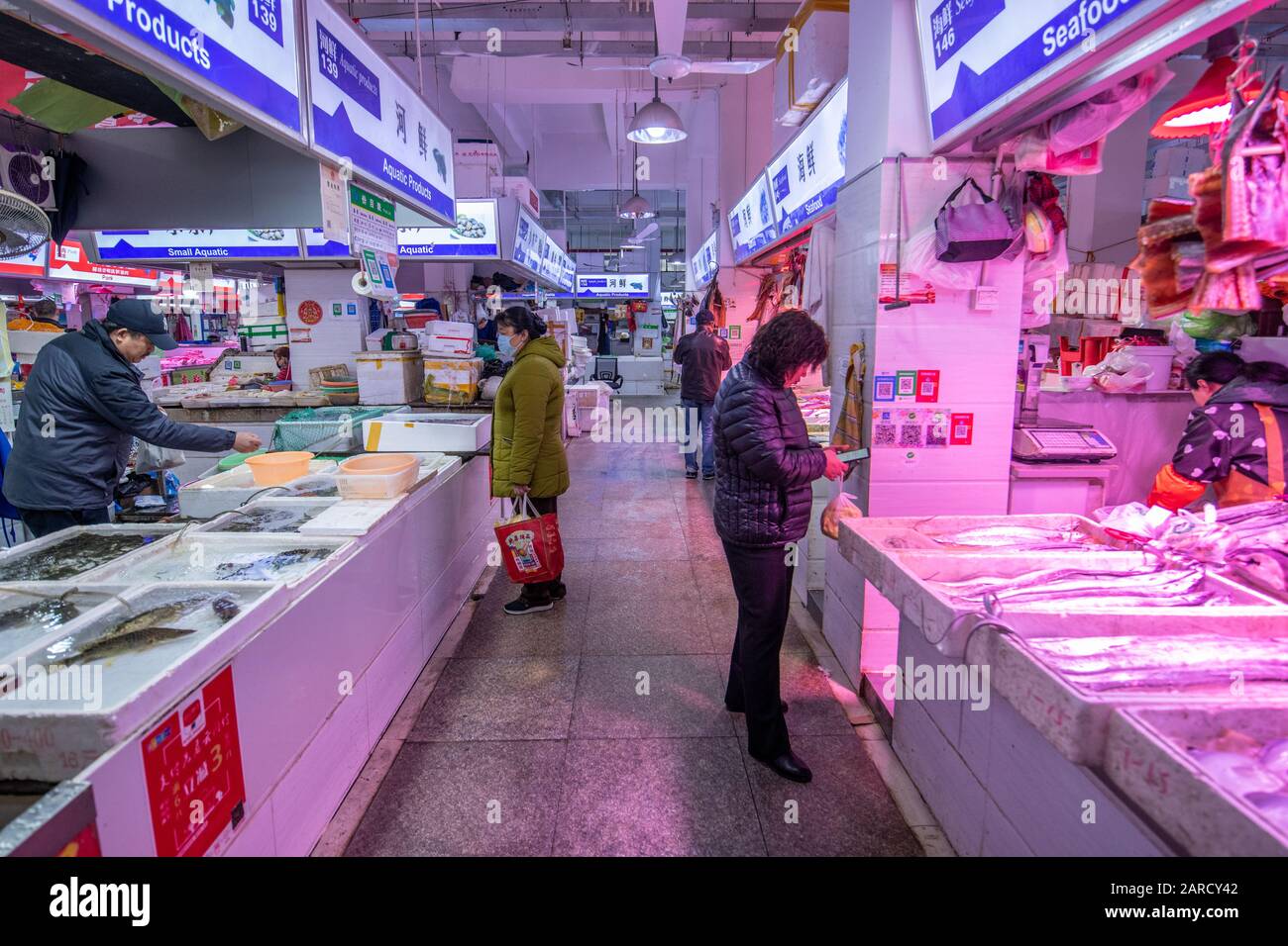 Wuhan seafood market hi-res stock photography and images - Alamy