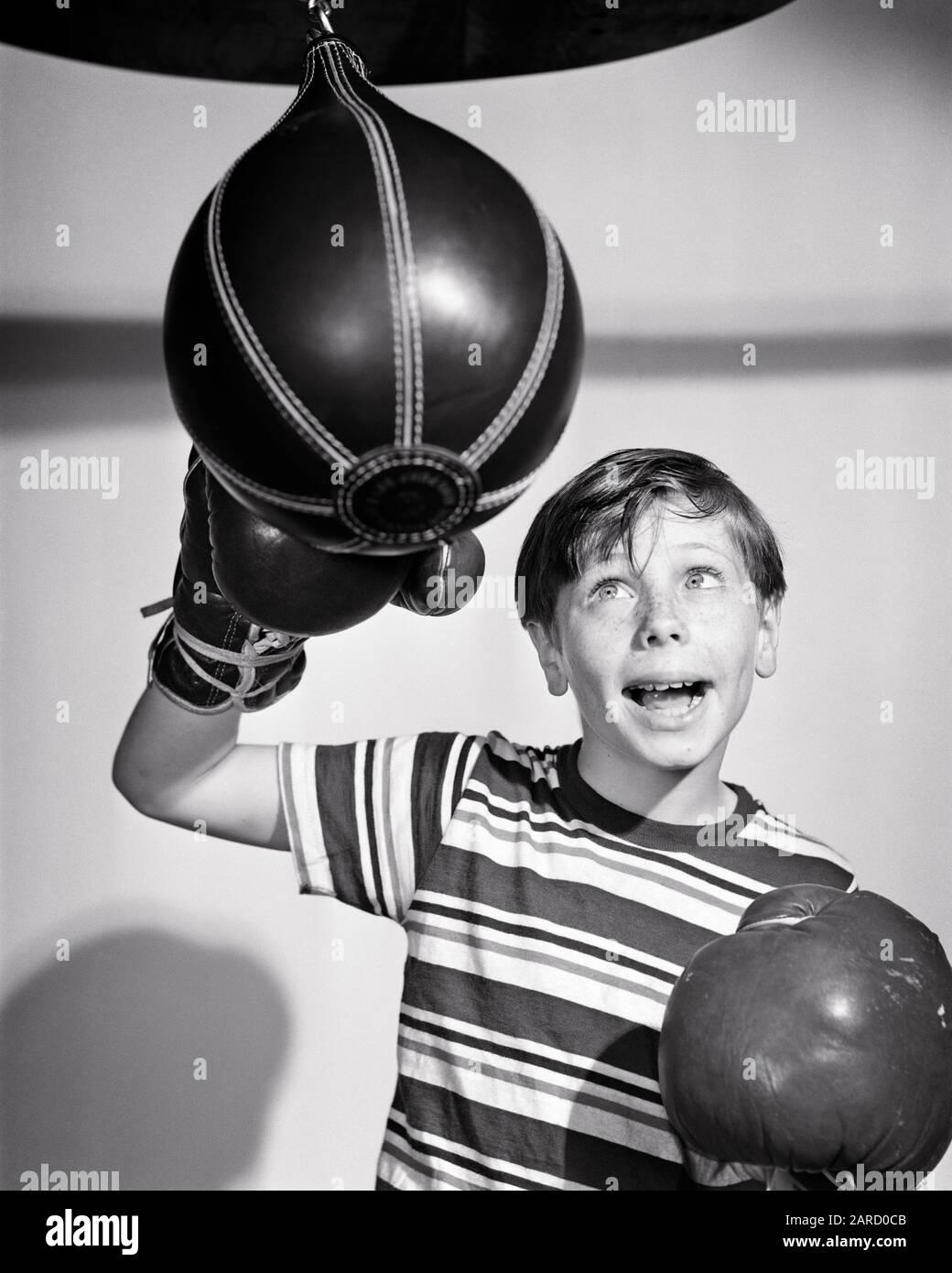 Boys boxing 1950s hi-res stock photography and images - Alamy