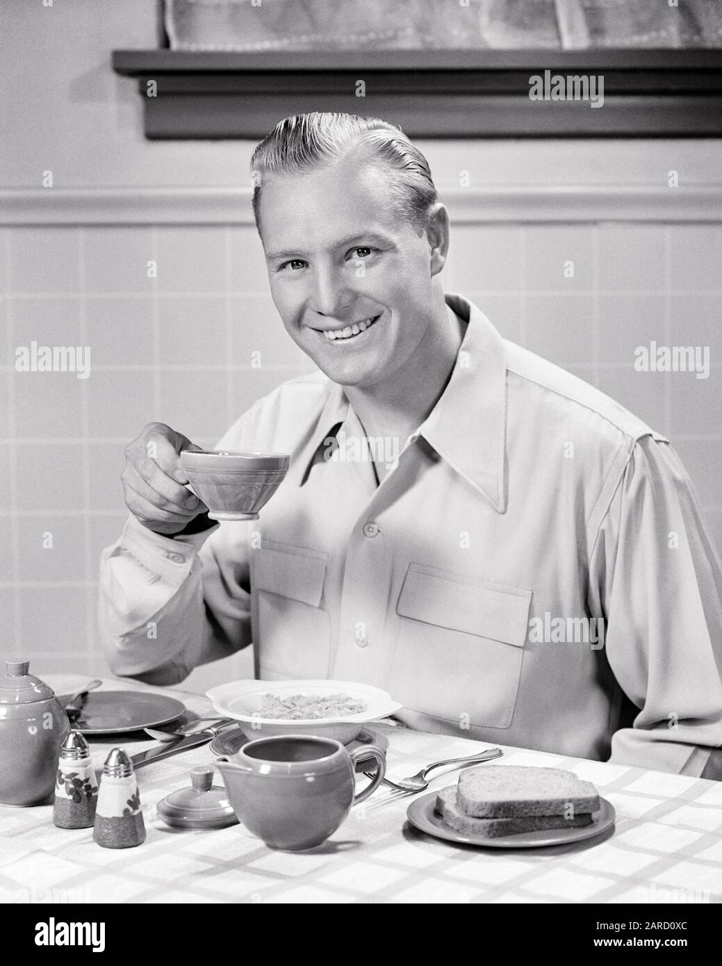 Men black and white vintage drinking hi-res stock photography and ...