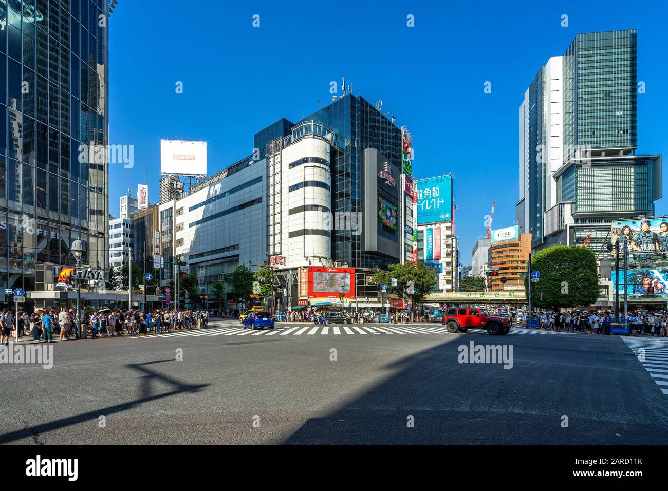 Shibuya crossing day hi-res stock photography and images - Alamy