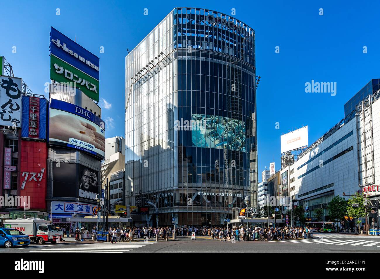 Tokyo iconic shibuya crossing hi-res stock photography and images - Alamy