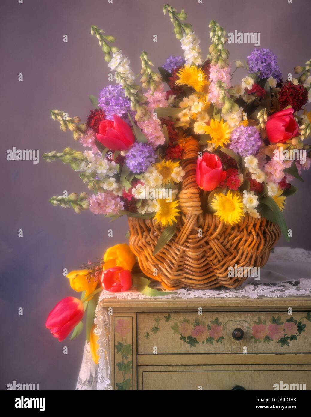1990s BOUQUET OF FLOWERS IN WICKER BASKET - kf30554 PET001 HARS TULIP ...