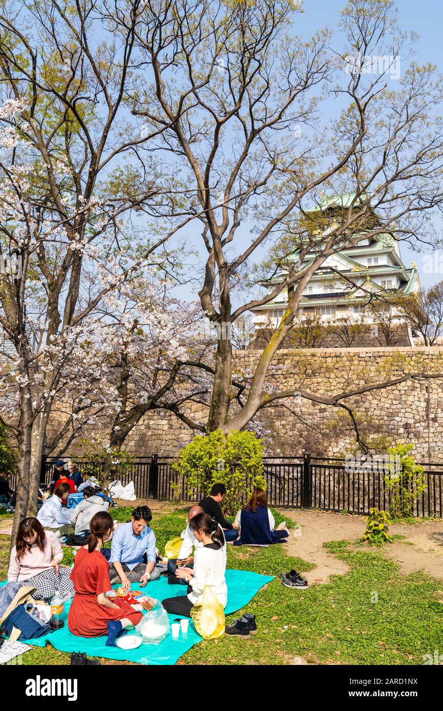 Groups of japanese people hi-res stock photography and images - Alamy