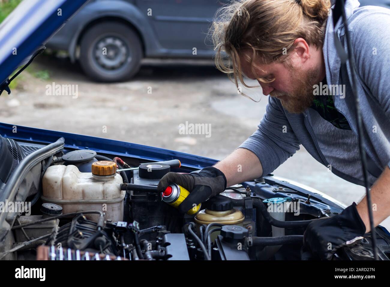 A man repairs a car himself Stock Photo - Alamy
