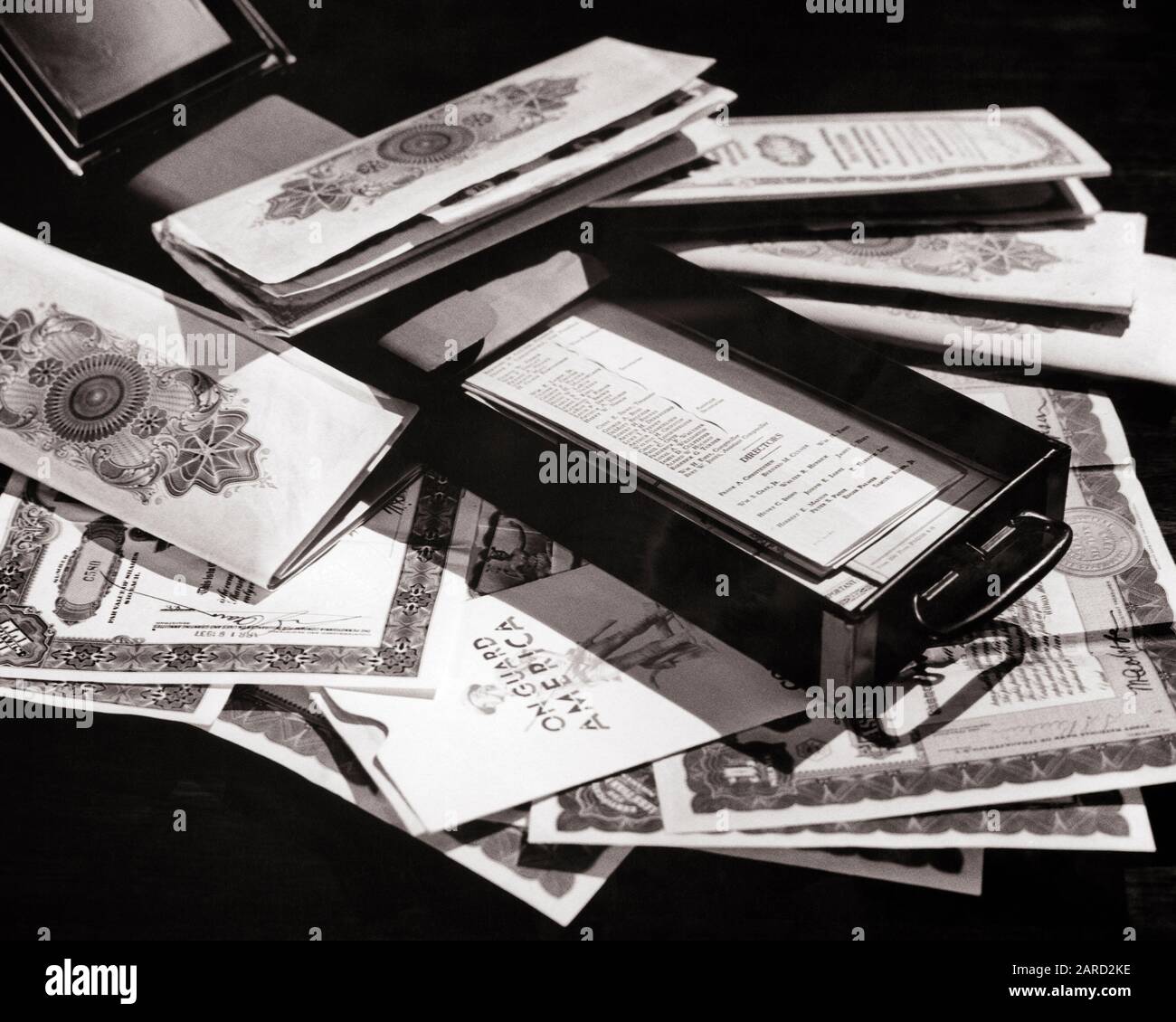 Savings shares lifestyle hi-res stock photography and images - Alamy