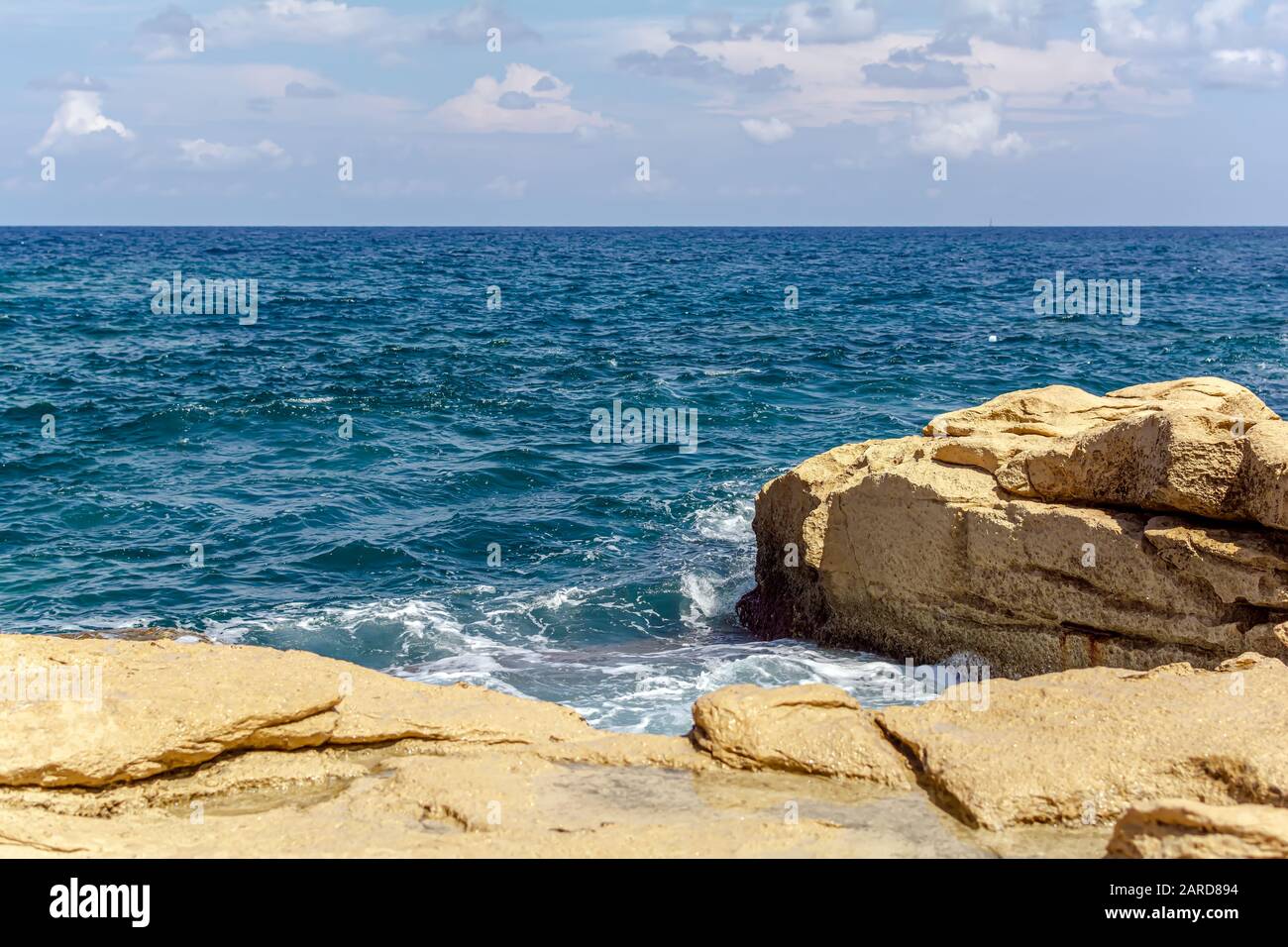 Water breaks on the rocks hi-res stock photography and images - Alamy