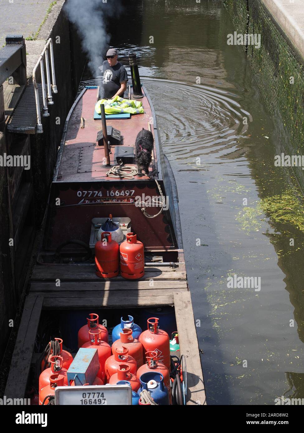 Working narrowboat hi-res stock photography and images - Alamy