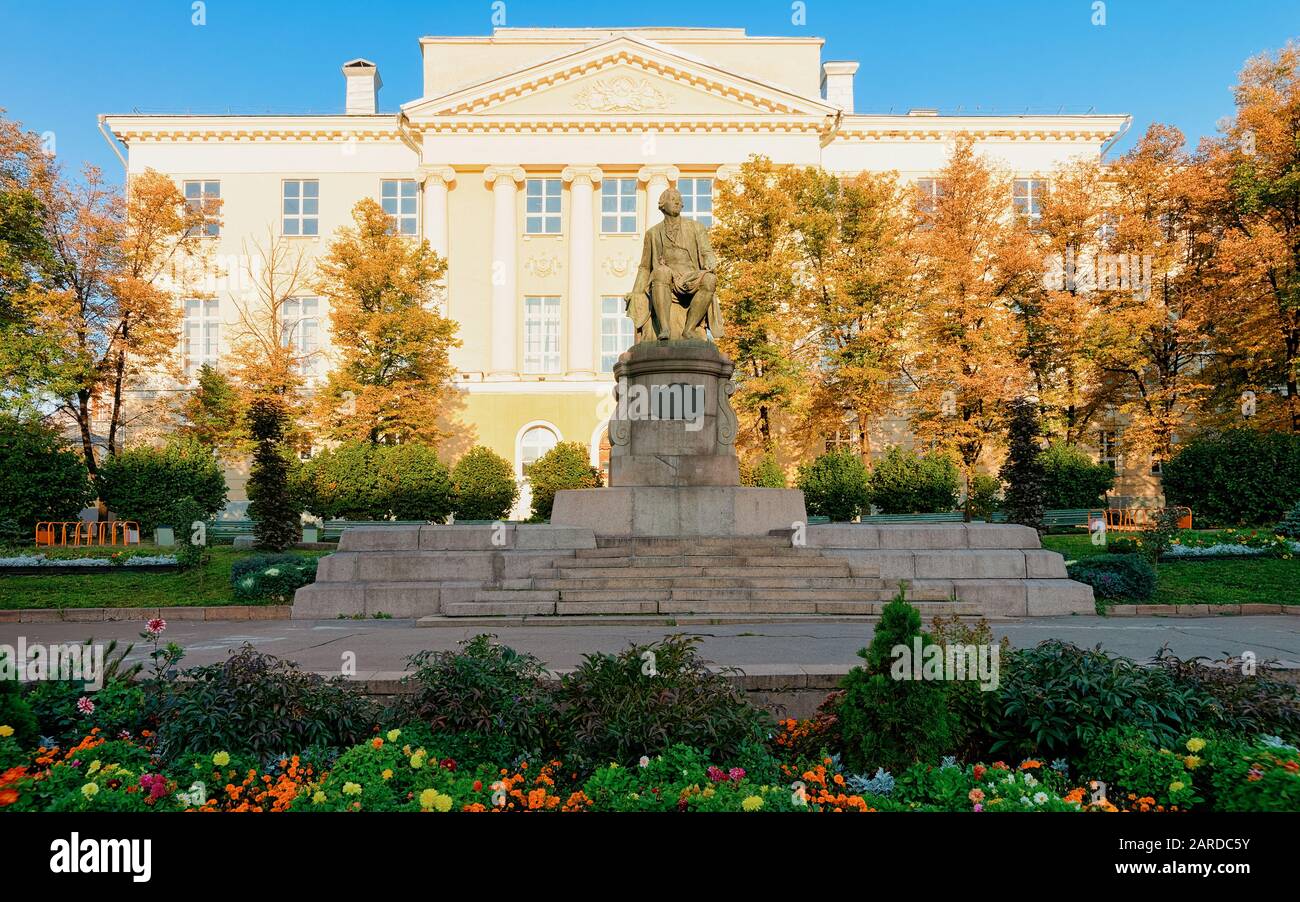 Moscow state university statue hi-res stock photography and images - Alamy
