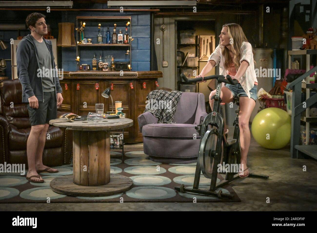 OUTMATCHED, from left: Jason Biggs, Maggie Lawson, 'Pilot', (Season 1 ...