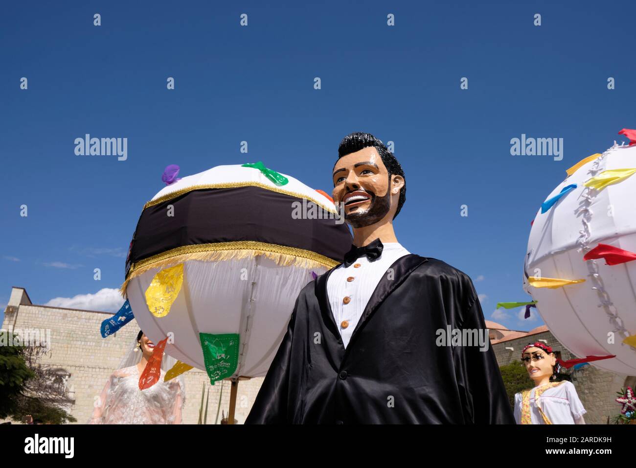 Parade giant puppets puppet hi-res stock photography and images - Alamy