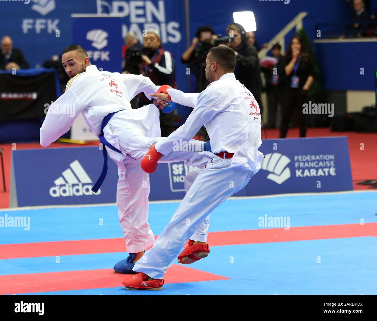Ushiro geri hi-res stock photography and images - Alamy