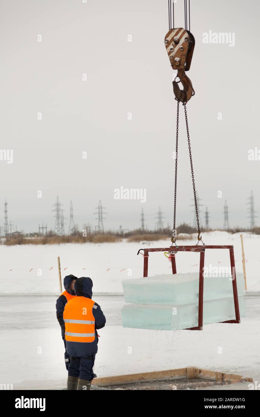 Slingers control the rise of ice blocks Stock Photo - Alamy