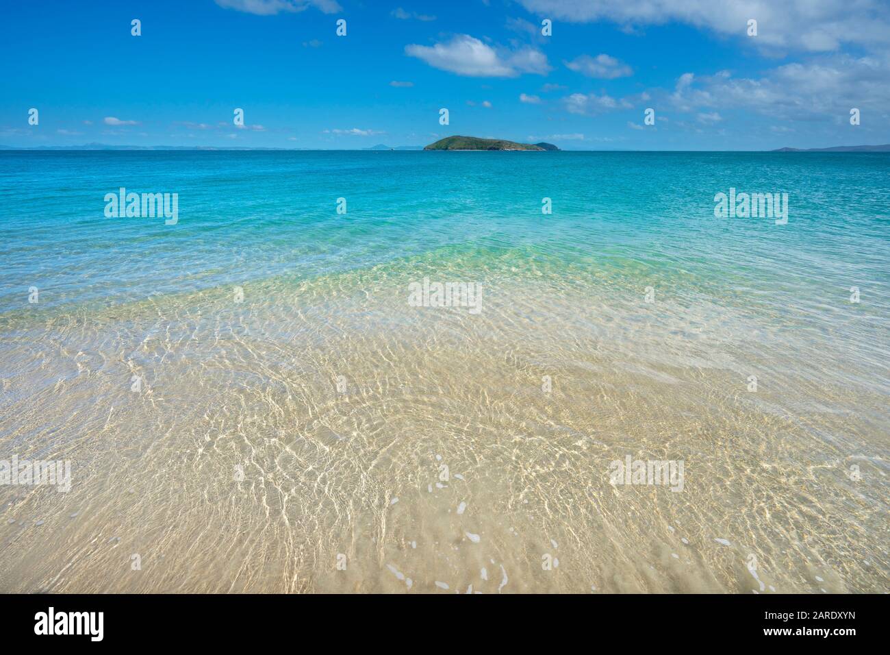 Clear water and white sand on Putney Beach Great Keppel Island ...