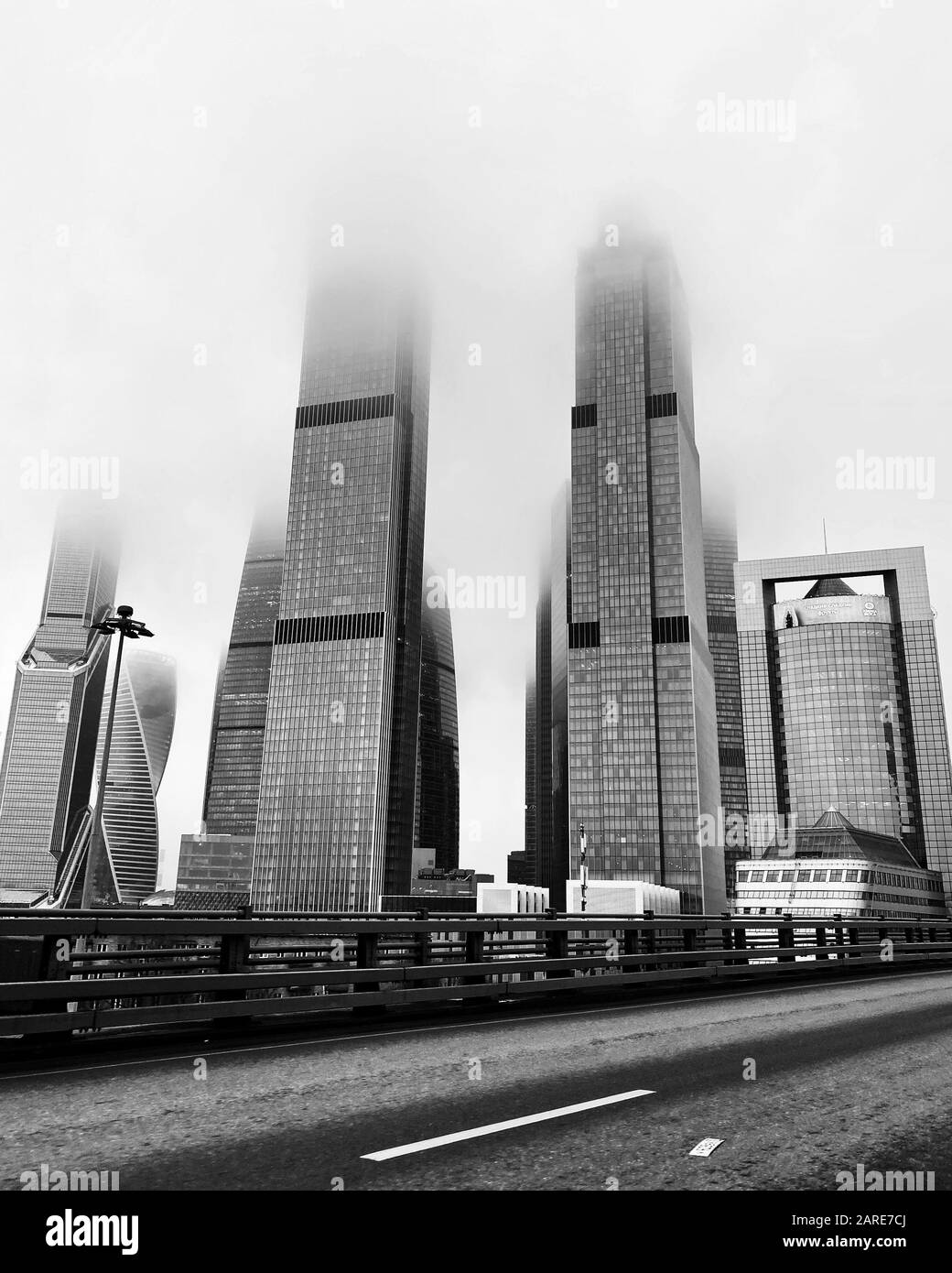 Modern white high rise building hi-res stock photography and images - Alamy