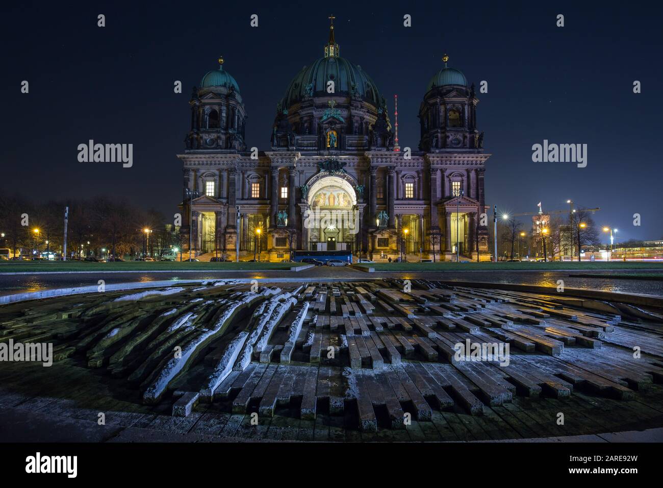 Night time shot cathedral hi-res stock photography and images - Alamy