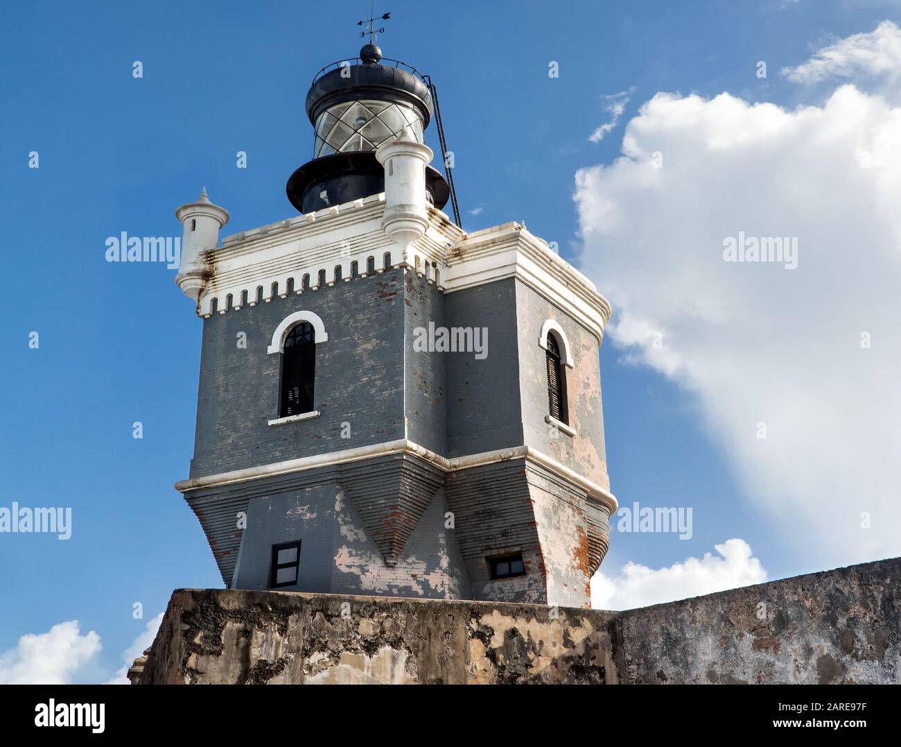 Faro castillo del morro lighthouse hi-res stock photography and images ...