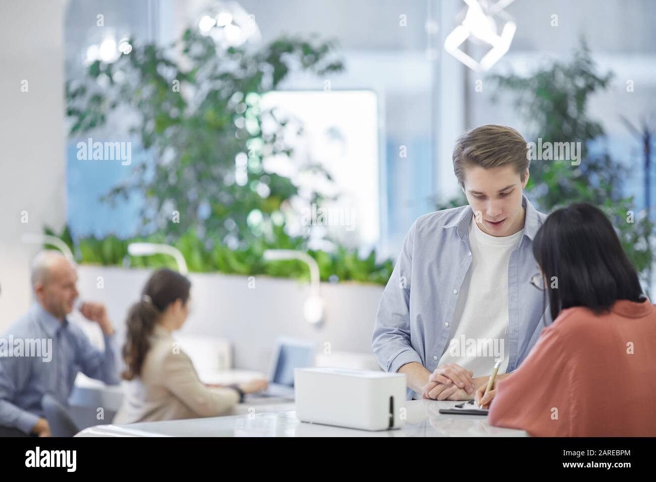 Tall people group talking hi-res stock photography and images - Alamy
