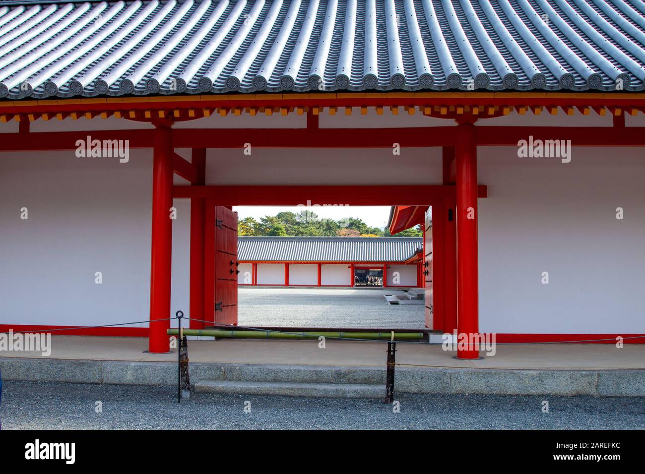 Kyoto Imperial Palace - View through the Jomeimon on Shishinden main ...