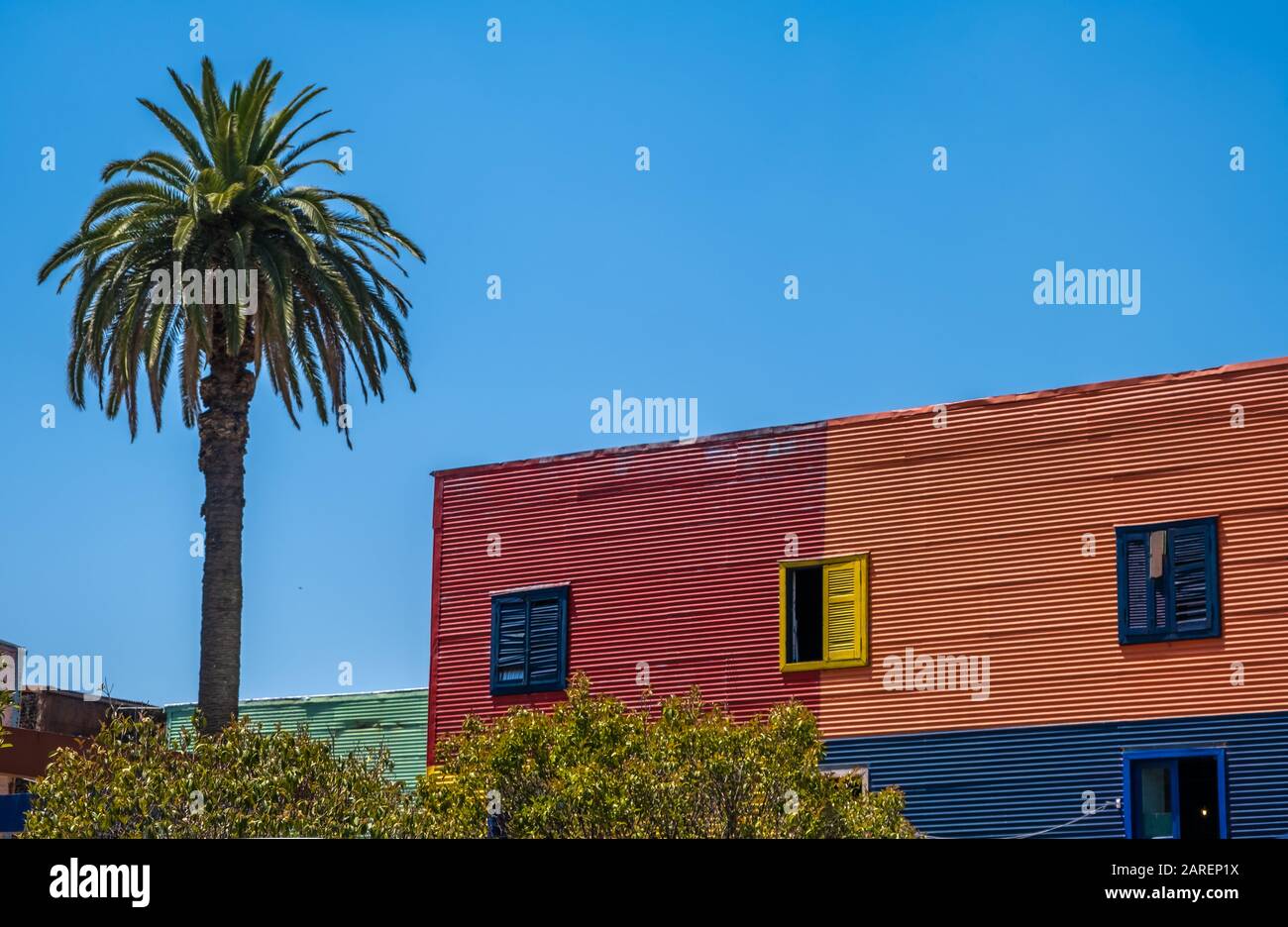 Colorful Caminto street scenes in La Boca, the oldest working-class ...