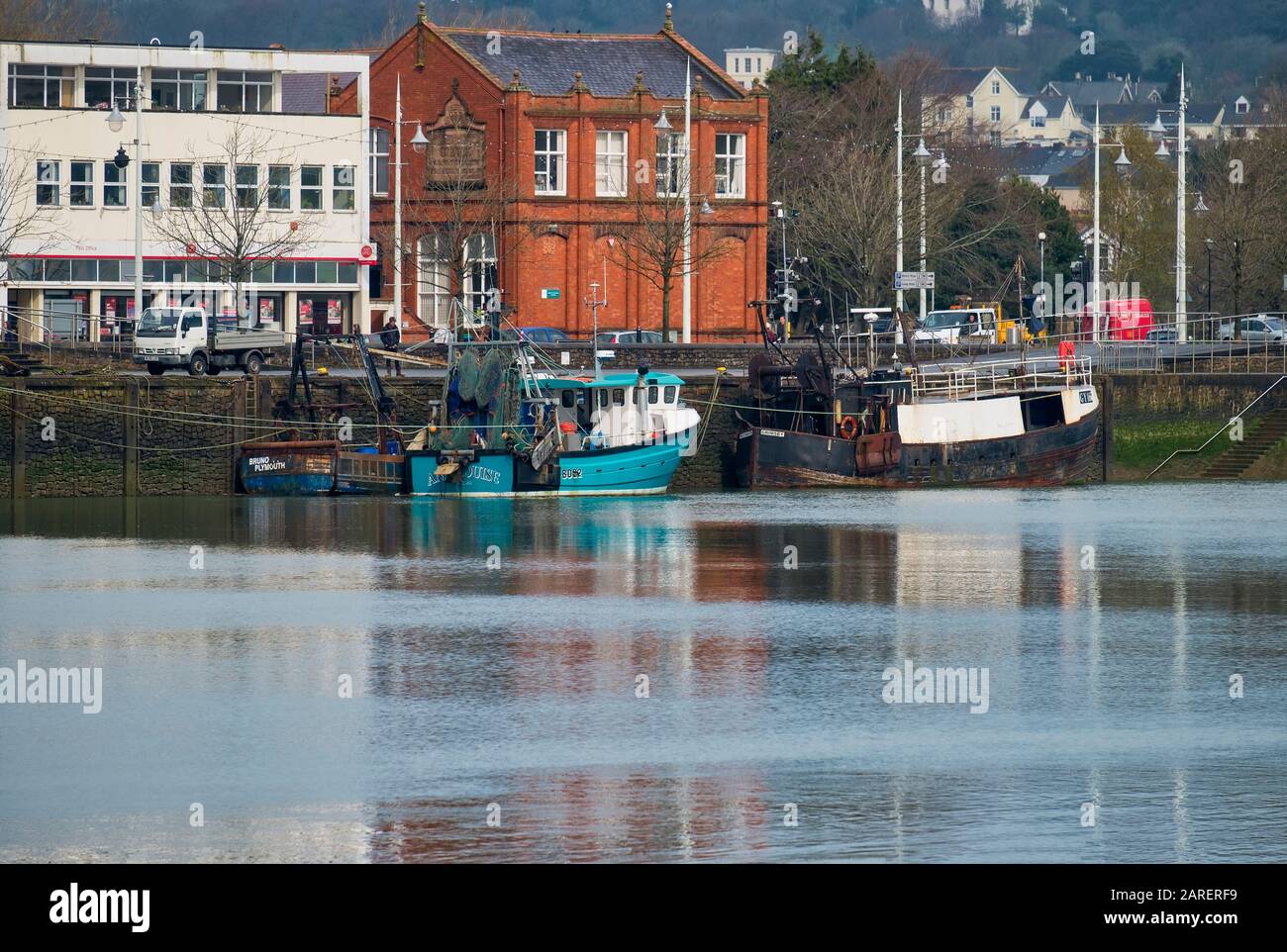 Fishing boats on the banks of the river Torridge on Bideford quay, with ...