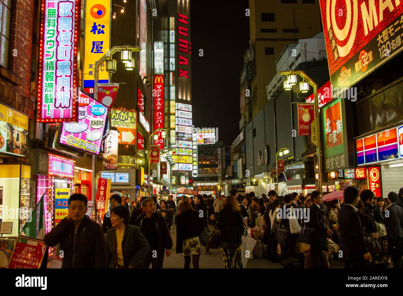 Crowded street in tokyo hi-res stock photography and images - Alamy