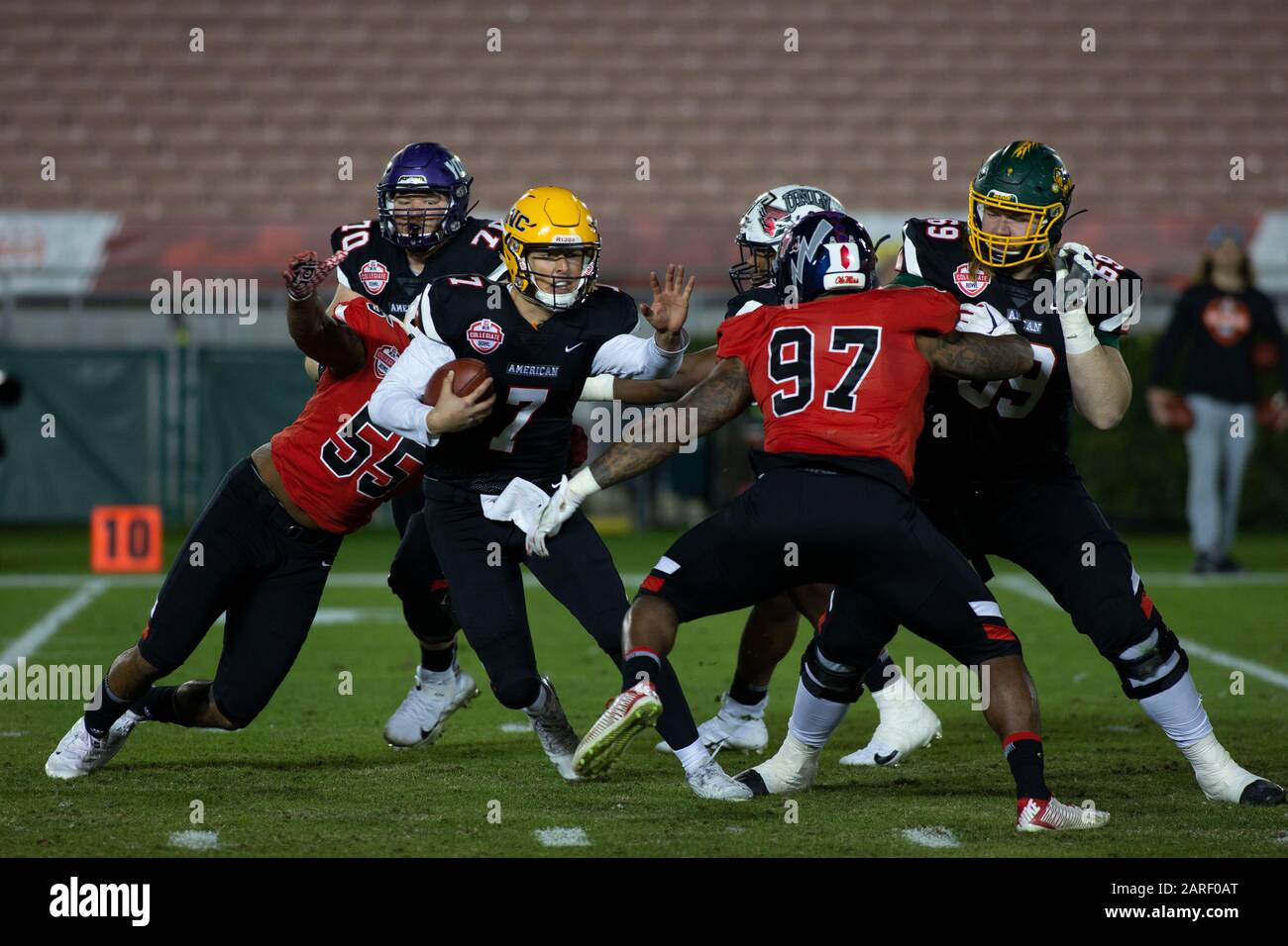 Quarterback sack hi-res stock photography and images - Alamy