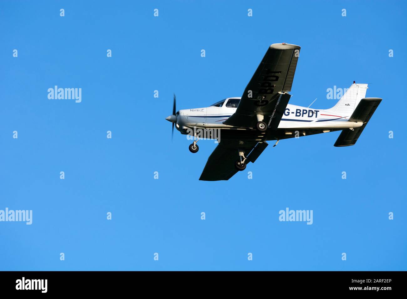Piper PA-28-161 Cherokee Warrior II landing at Wellesbourne Airfield ...