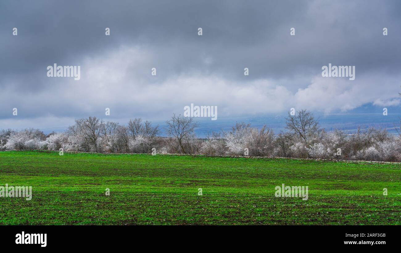 Haze covered farmland hi-res stock photography and images - Alamy