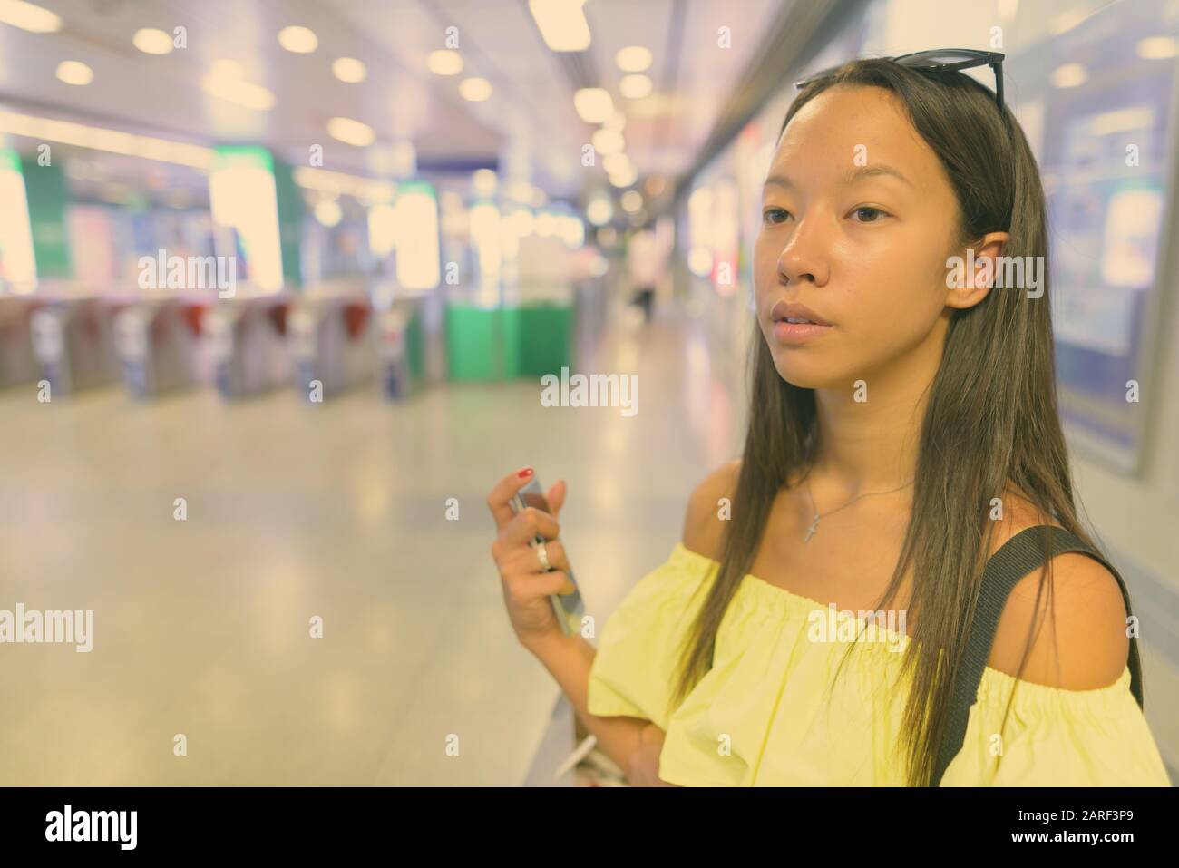 Young beautiful tourist woman exploring the city Stock Photo - Alamy