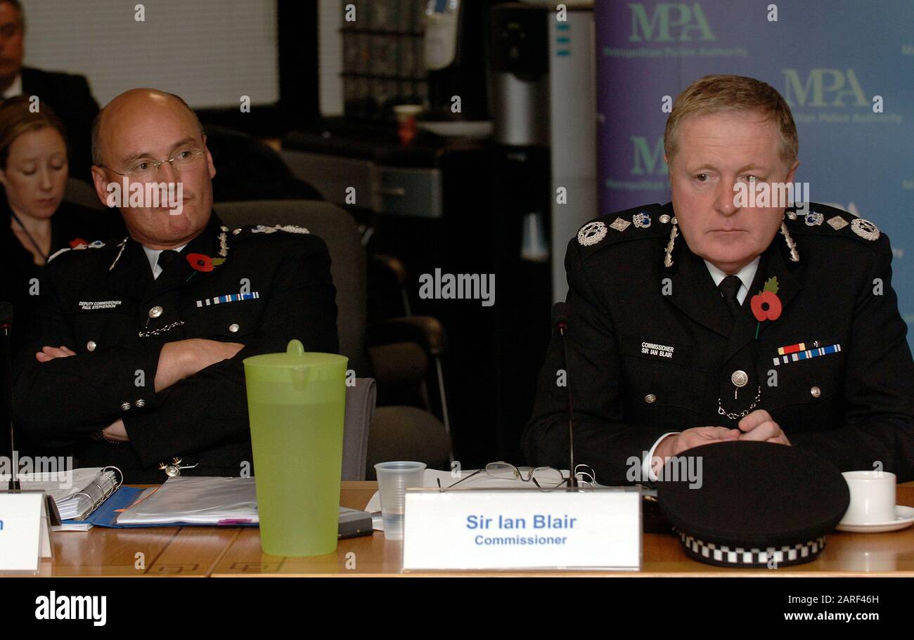 Police officers facing forward hi-res stock photography and images - Alamy