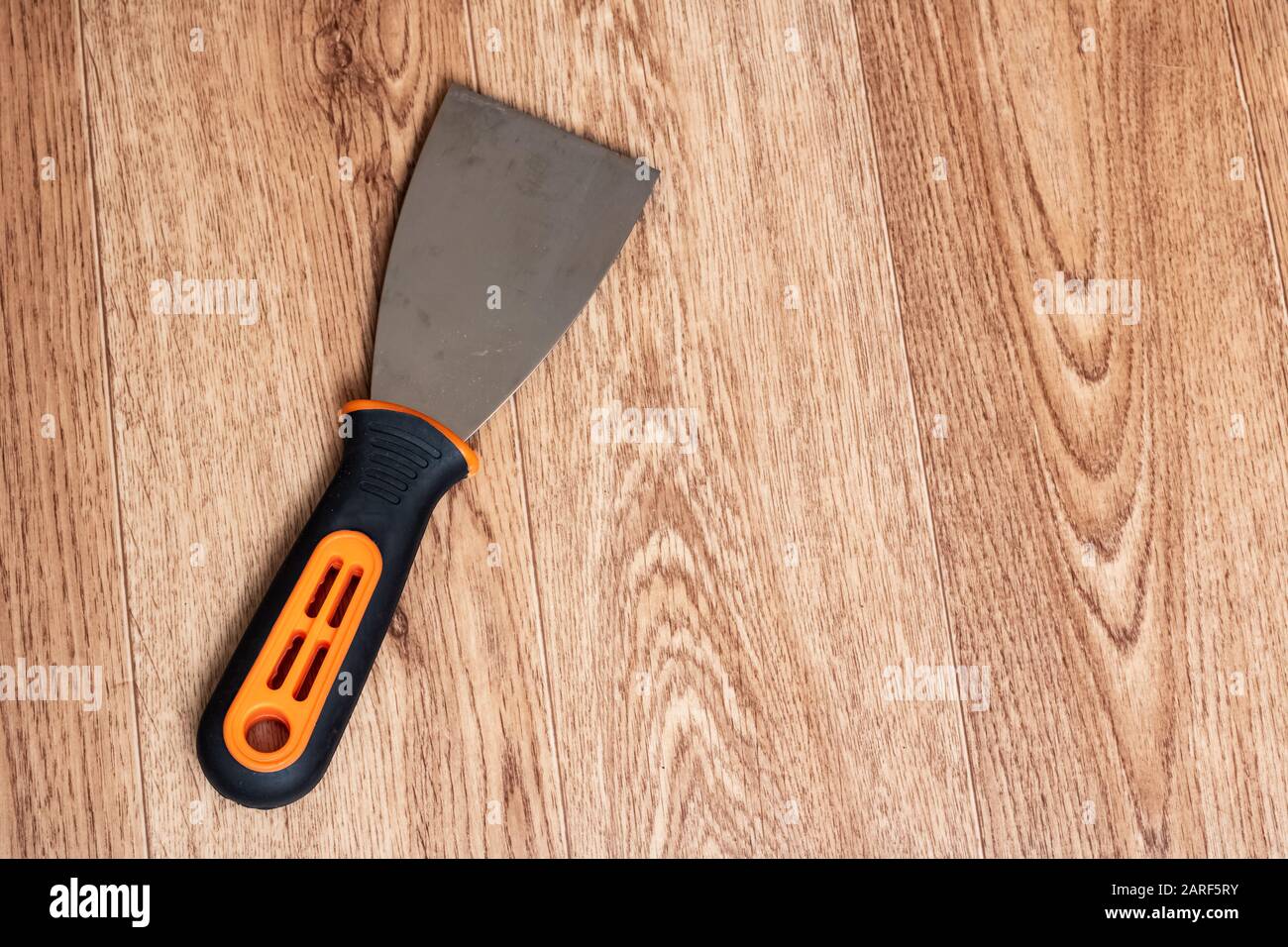Paint spatula with black handle on wooden background Stock Photo - Alamy