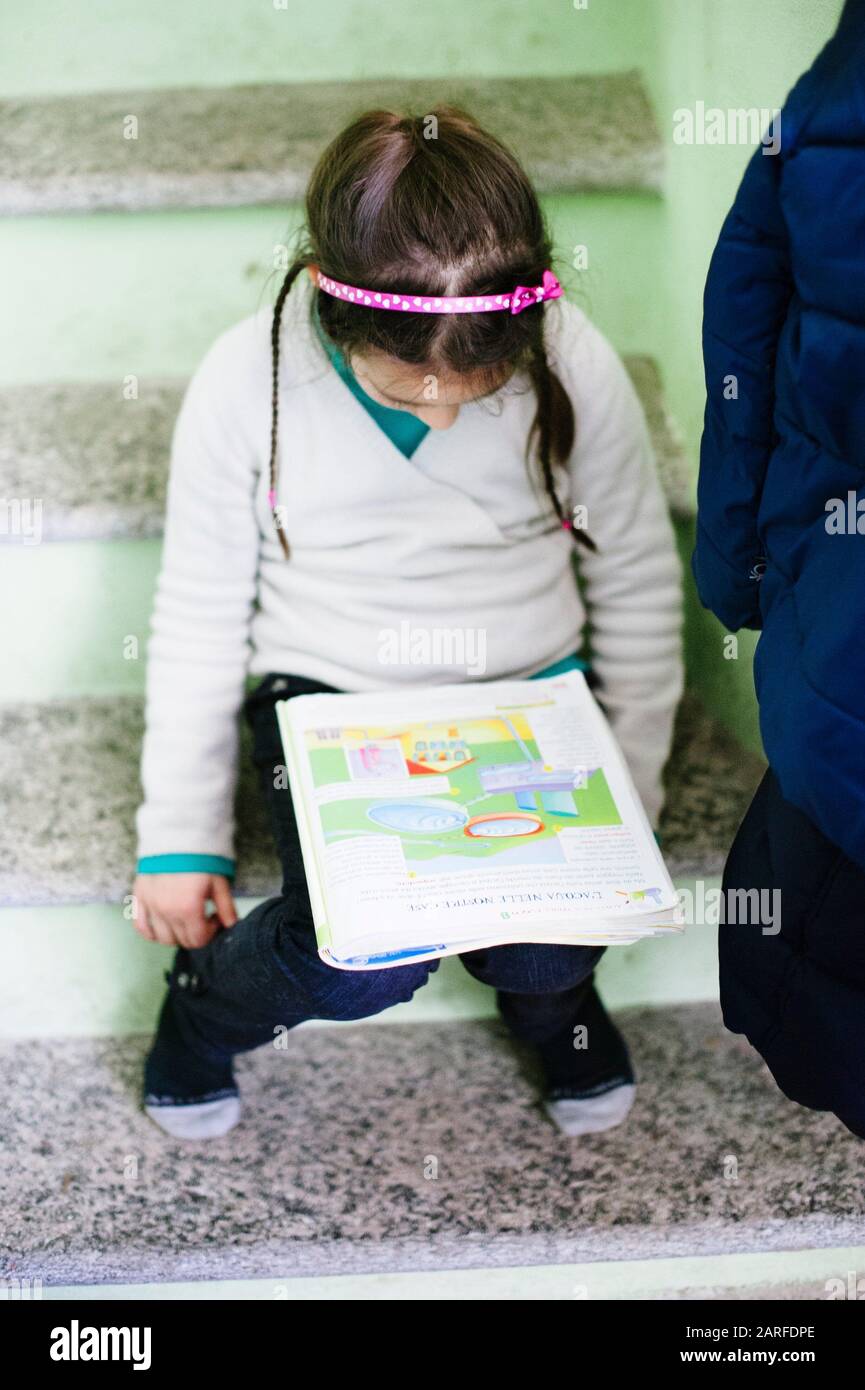 Girl reading on step hi-res stock photography and images - Alamy