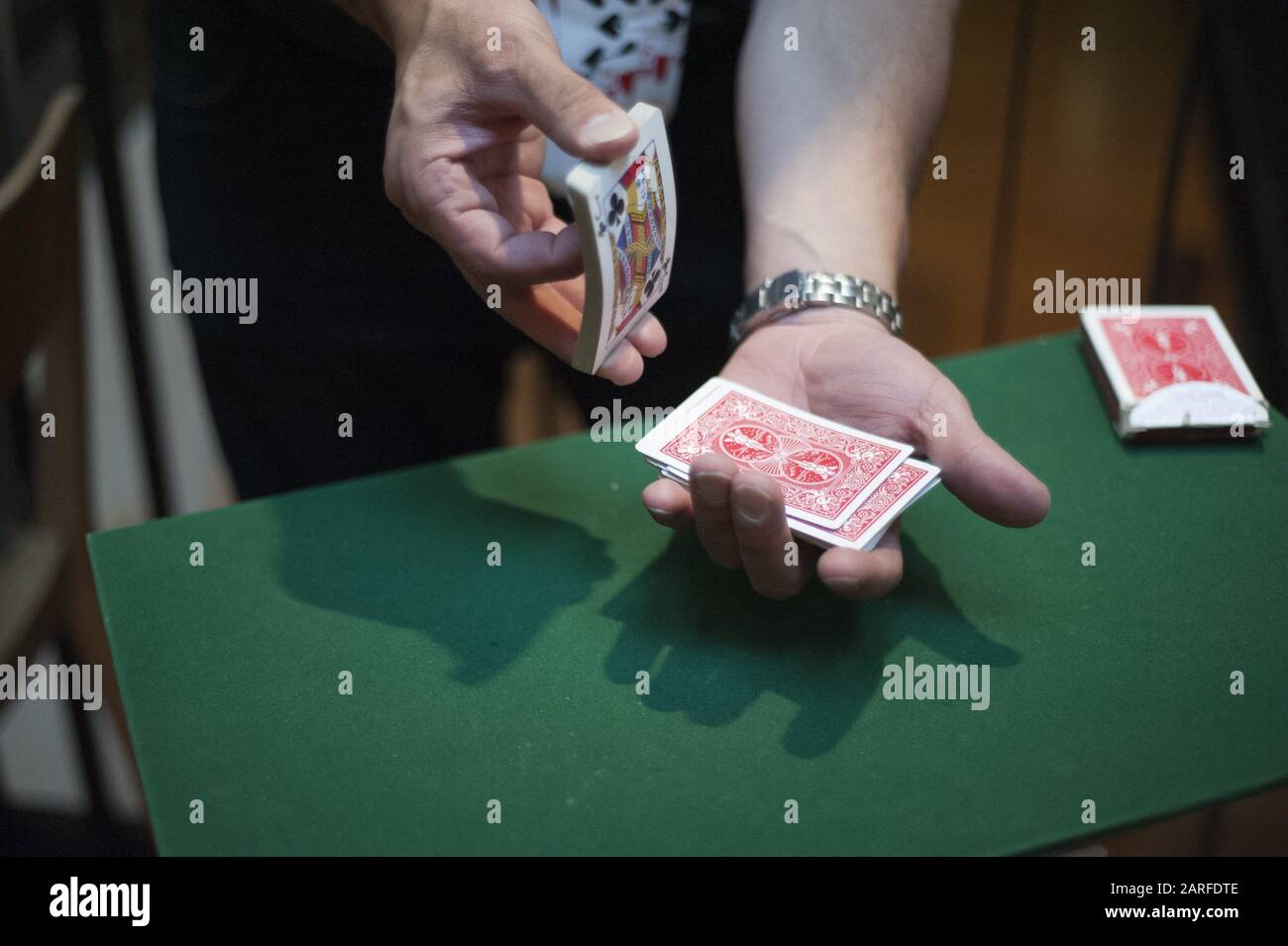 Playing cards deck hand magic hi-res stock photography and images - Alamy