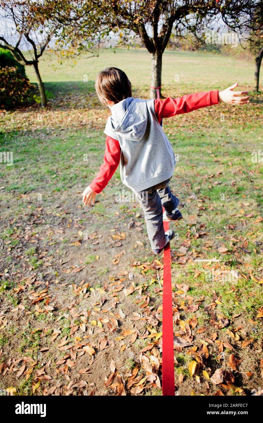 Slackline child hi-res stock photography and images - Alamy