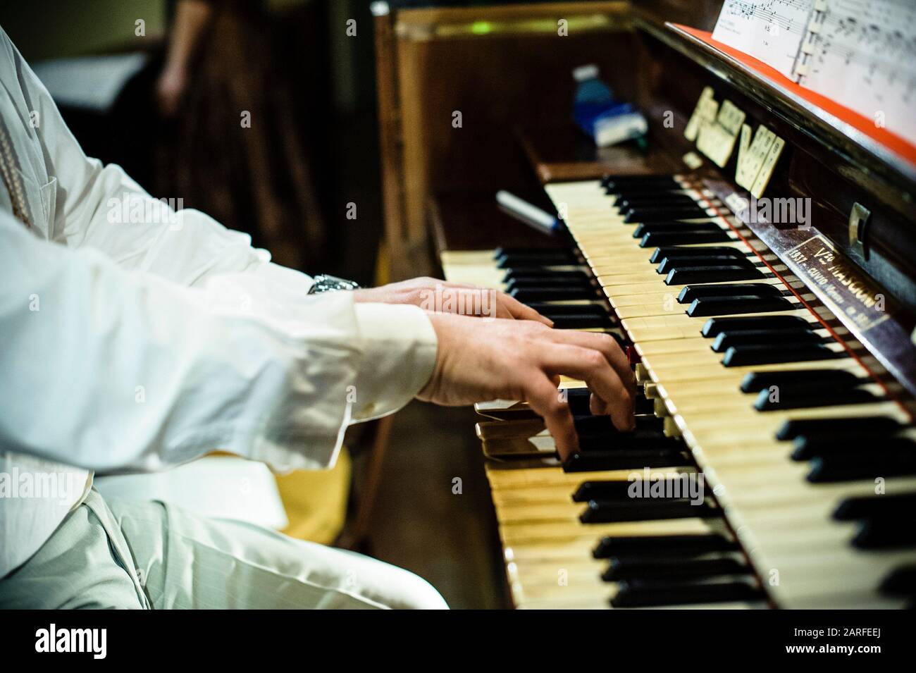 Man playing organ close up hi-res stock photography and images - Alamy