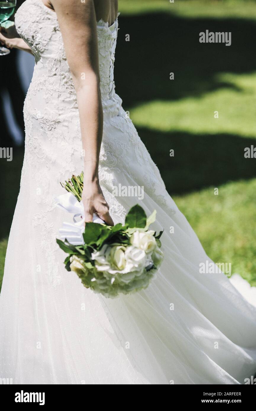 Side profile bride holding bouquet hi-res stock photography and images ...