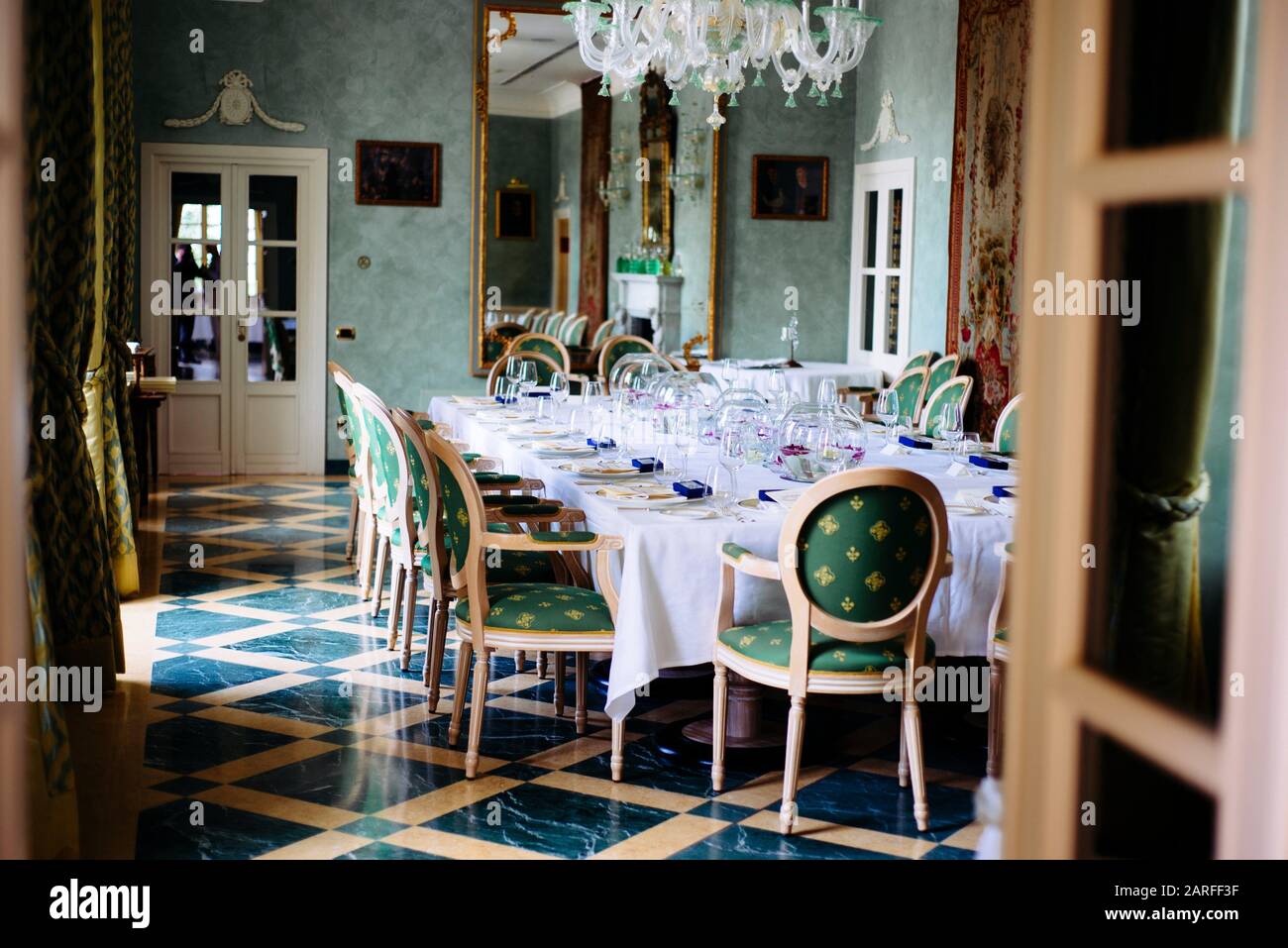 Gala dinner table hi-res stock photography and images - Alamy