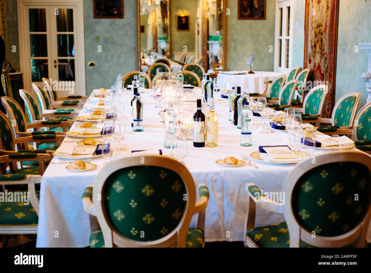 Gala dinner table hi-res stock photography and images - Alamy