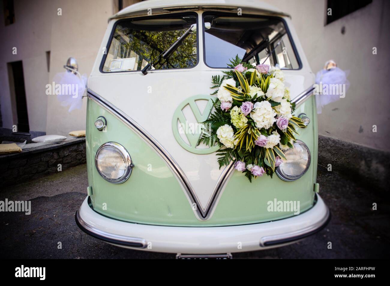 Vintage vw bus with flower hi-res stock photography and images - Alamy