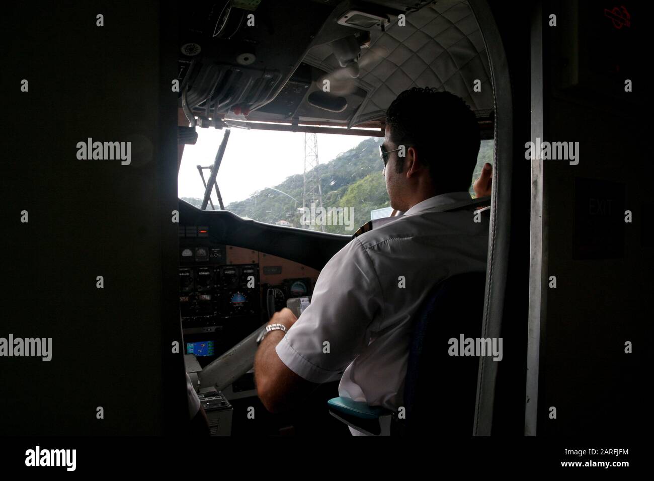 Cockpit airplane boeing pilots hi-res stock photography and images - Alamy