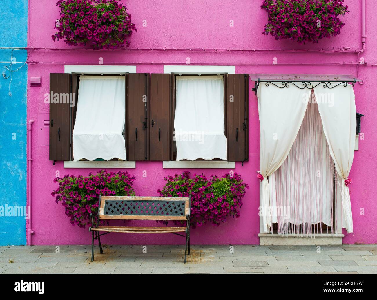 Pink color house hi-res stock photography and images - Alamy