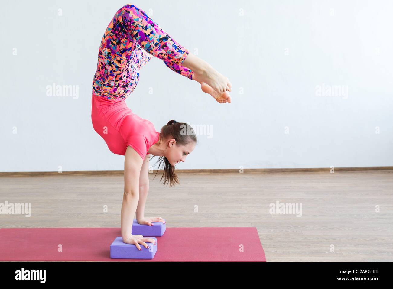 Athlete performs handstand hi-res stock photography and images - Alamy