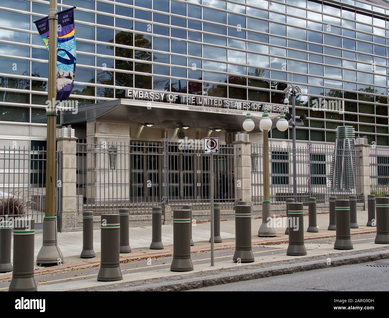 Embassy of canada to the united states hi-res stock photography and ...