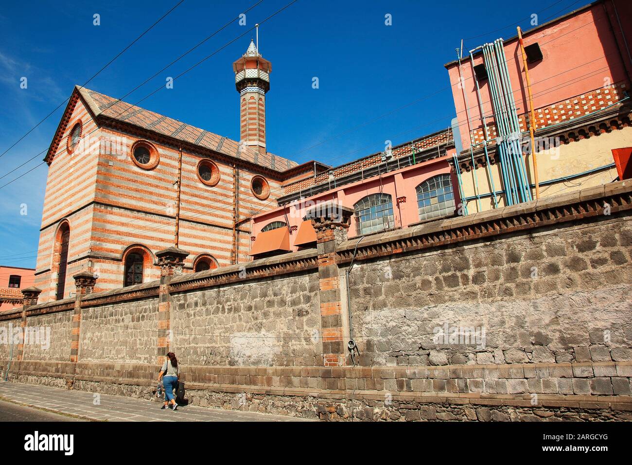 Hospital building mexico hi-res stock photography and images - Alamy