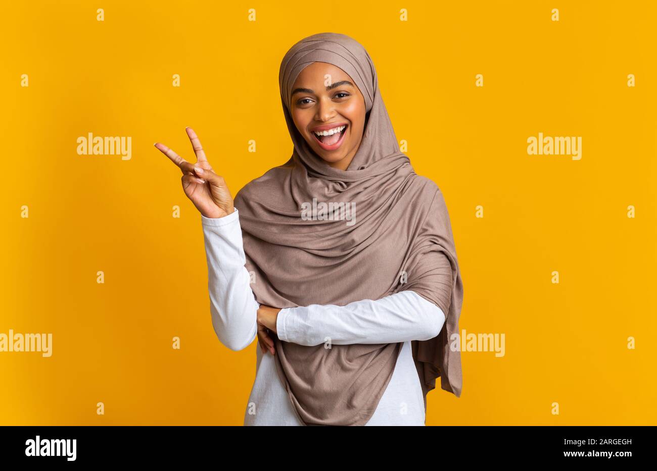 Muslim peace sign hi-res stock photography and images - Alamy