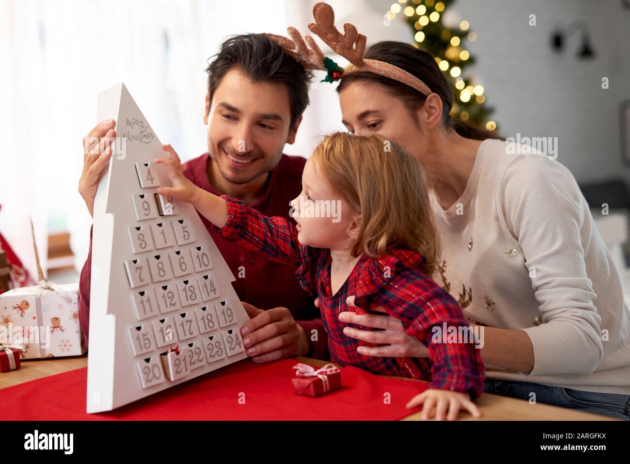Happy family waiting hi-res stock photography and images - Alamy